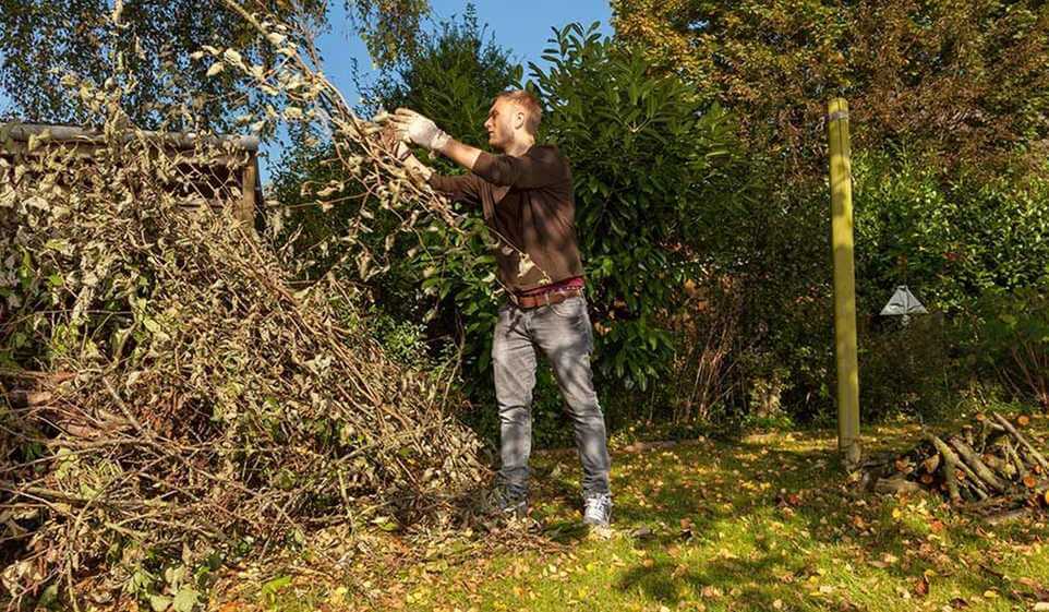 Lawn Service Cost | How to Set Prices | Simply Business